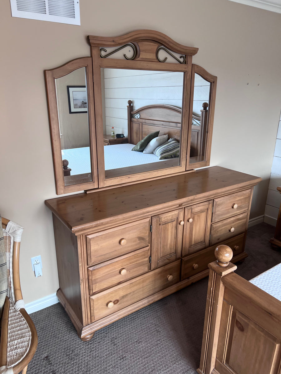 Palliser Furniture Oak Dresser w/Mirror – Sell My Stuff Canada - Canada ...