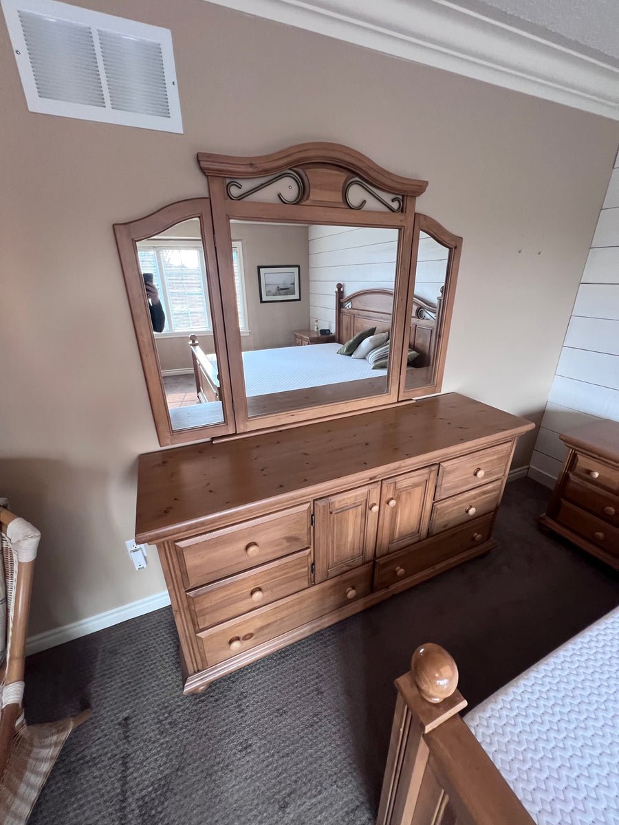 Palliser Furniture Oak Dresser w/Mirror – Sell My Stuff Canada - Canada ...