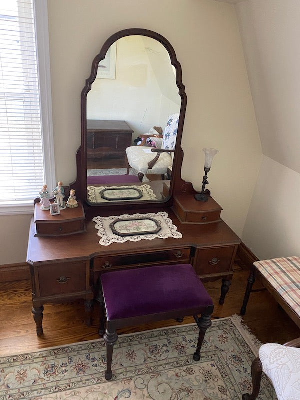 Malcolm & Souter Antique Vanity Table – Sell My Stuff Canada - Canada's ...